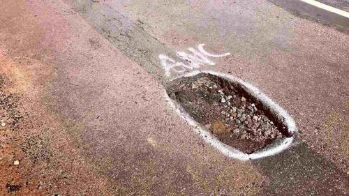 Spray Painting Potholes - Tackling an Old Problem | Joburg ETC