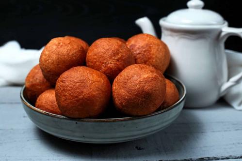 Amagwinya in South Africa: golden bites of survival and love